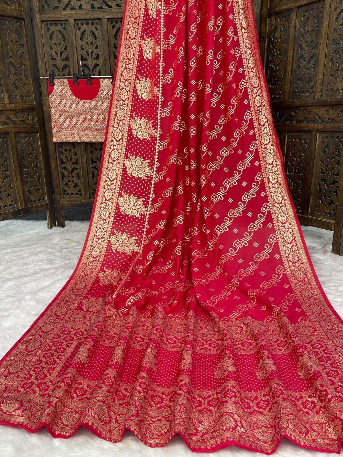 Quintessential Red Banarasi Dola Silk Saree With Dazzling Blouse Piece ...